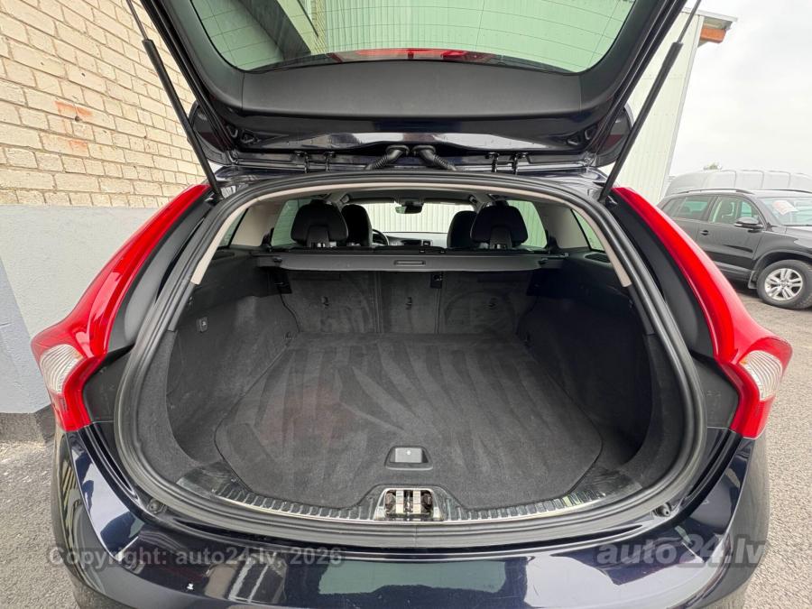 Zils Volvo V60 2017 Paide, ar dzinēja tilpumu 2.00 L un nobraukumu 222 tūkst. km par 10490 €, foto 21 vietnē AUTOMOTO.COM.LV