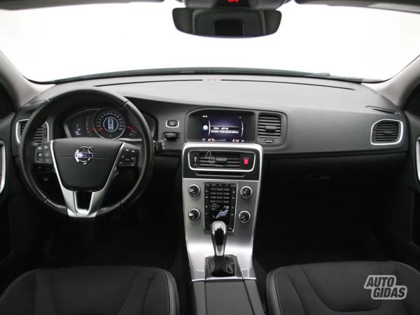 Zils Volvo V60 2017 Viļņa, ar dzinēja tilpumu 2.00 L un nobraukumu 215 tūkst. km par 9899 €, foto 2 vietnē AUTOMOTO.COM.LV