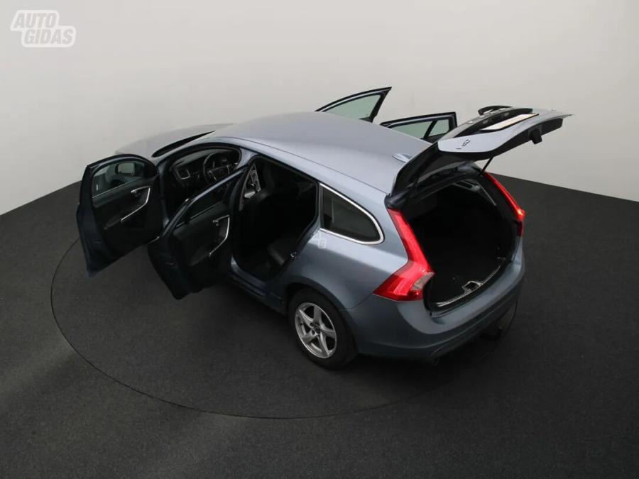 Zils Volvo V60 2017 Viļņa, ar dzinēja tilpumu 2.00 L un nobraukumu 215 tūkst. km par 9899 €, foto 14 vietnē AUTOMOTO.COM.LV
