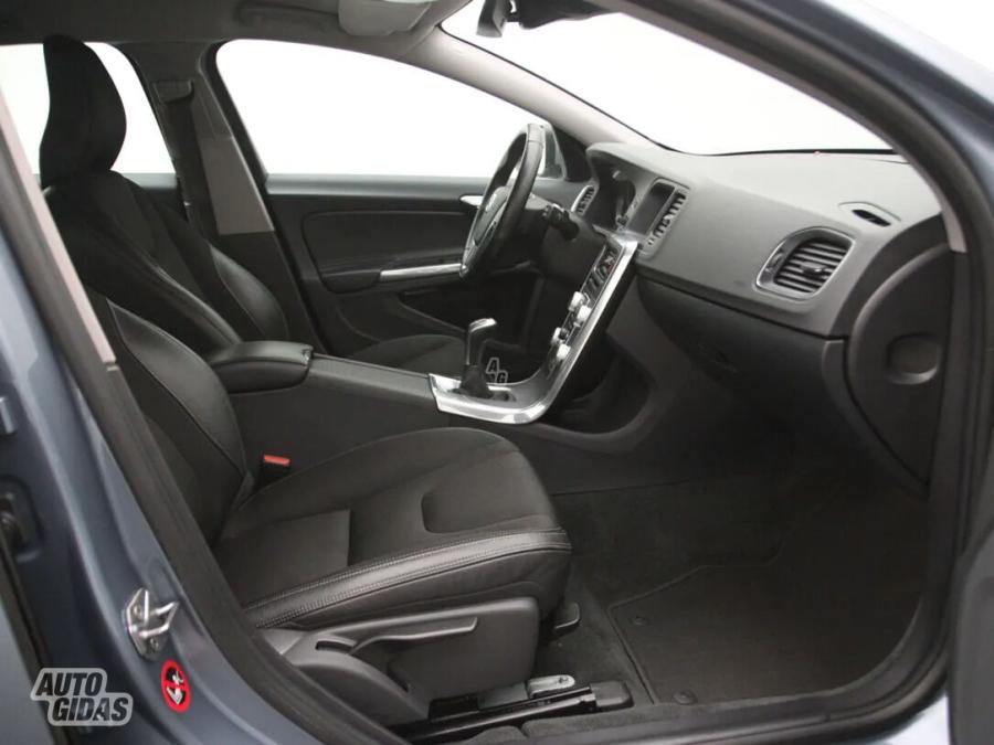 Zils Volvo V60 2017 Viļņa, ar dzinēja tilpumu 2.00 L un nobraukumu 215 tūkst. km par 9899 €, foto 15 vietnē AUTOMOTO.COM.LV