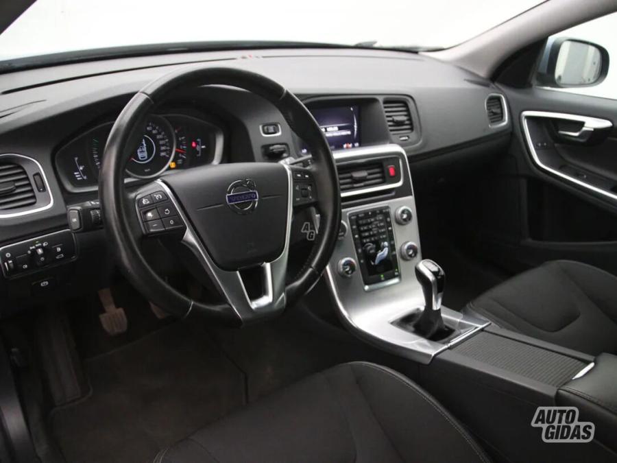 Zils Volvo V60 2017 Viļņa, ar dzinēja tilpumu 2.00 L un nobraukumu 215 tūkst. km par 9899 €, foto 17 vietnē AUTOMOTO.COM.LV