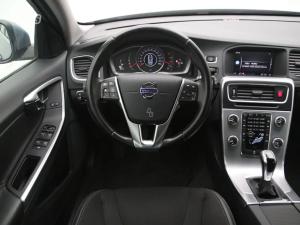 Zils Volvo V60 2017 Viļņa, ar dzinēja tilpumu 2.00 L un nobraukumu 215 tūkst. km par 9899 €, foto 18 vietnē AUTOMOTO.COM.LV