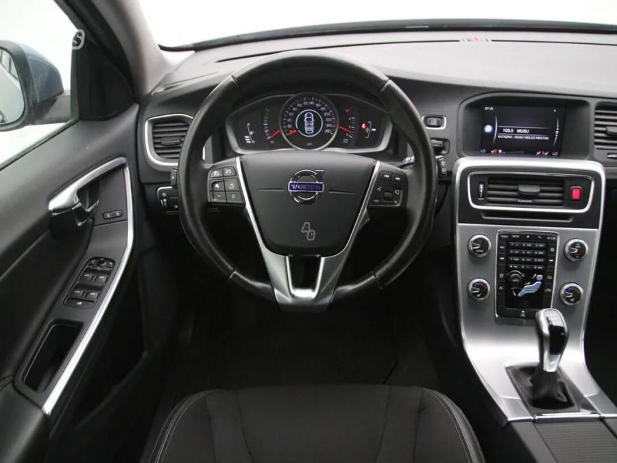 Zils Volvo V60 2017 Viļņa, ar dzinēja tilpumu 2.00 L un nobraukumu 215 tūkst. km par 9899 €, foto 18 vietnē AUTOMOTO.COM.LV
