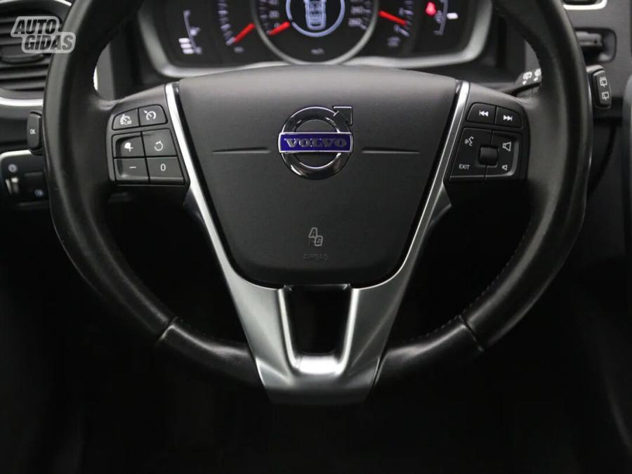 Zils Volvo V60 2017 Viļņa, ar dzinēja tilpumu 2.00 L un nobraukumu 215 tūkst. km par 9899 €, foto 19 vietnē AUTOMOTO.COM.LV