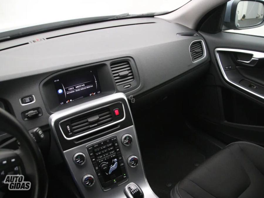 Zils Volvo V60 2017 Viļņa, ar dzinēja tilpumu 2.00 L un nobraukumu 215 tūkst. km par 9899 €, foto 22 vietnē AUTOMOTO.COM.LV