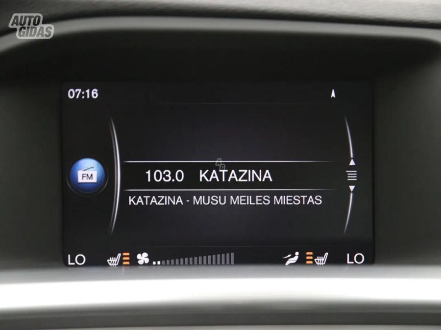 Zils Volvo V60 2017 Viļņa, ar dzinēja tilpumu 2.00 L un nobraukumu 215 tūkst. km par 9899 €, foto 23 vietnē AUTOMOTO.COM.LV