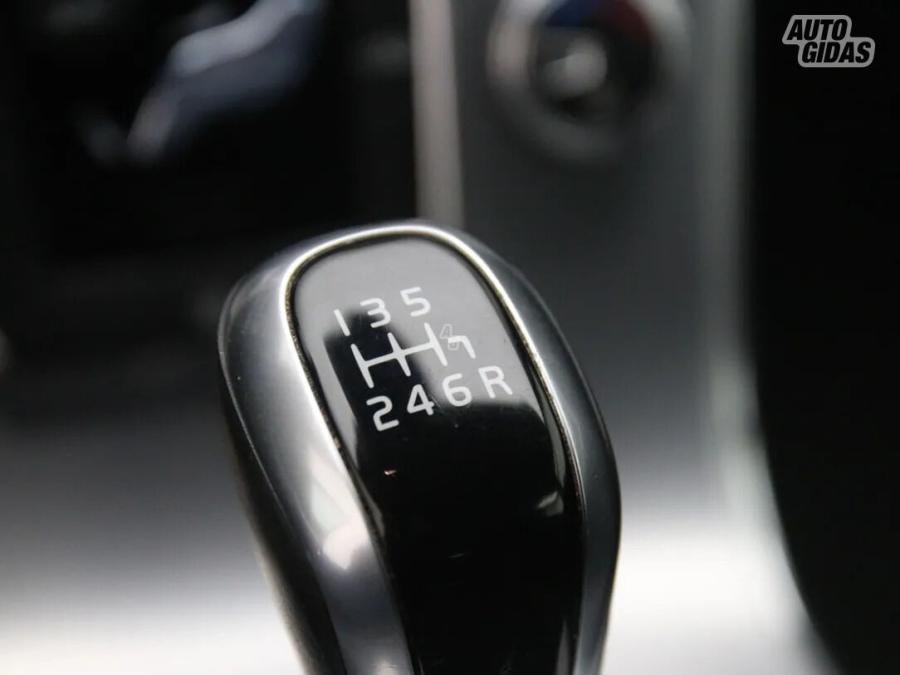 Zils Volvo V60 2017 Viļņa, ar dzinēja tilpumu 2.00 L un nobraukumu 215 tūkst. km par 9899 €, foto 31 vietnē AUTOMOTO.COM.LV
