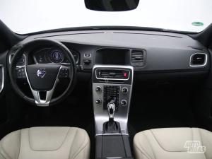 Blue Volvo V60 2017 in Vilnius, with an engine capacity of 2.00 L and mileage of 255 thousand km for 10499 €, photo 3 on AUTOMOTO.COM.LV