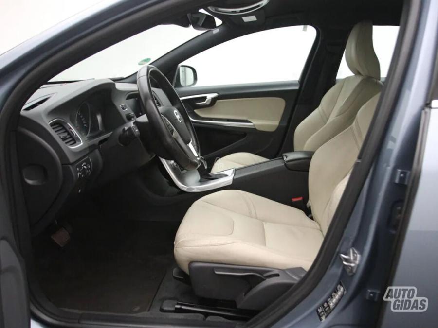 Blue Volvo V60 2017 in Vilnius, with an engine capacity of 2.00 L and mileage of 255 thousand km for 10499 €, photo 5 on AUTOMOTO.COM.LV