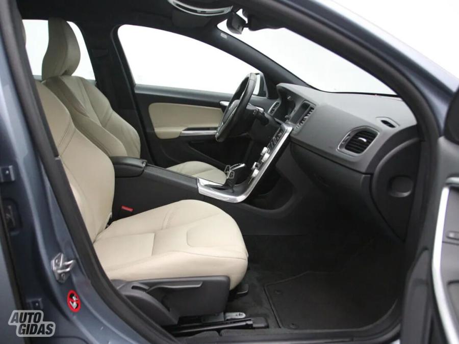 Blue Volvo V60 2017 in Vilnius, with an engine capacity of 2.00 L and mileage of 255 thousand km for 10499 €, photo 15 on AUTOMOTO.COM.LV