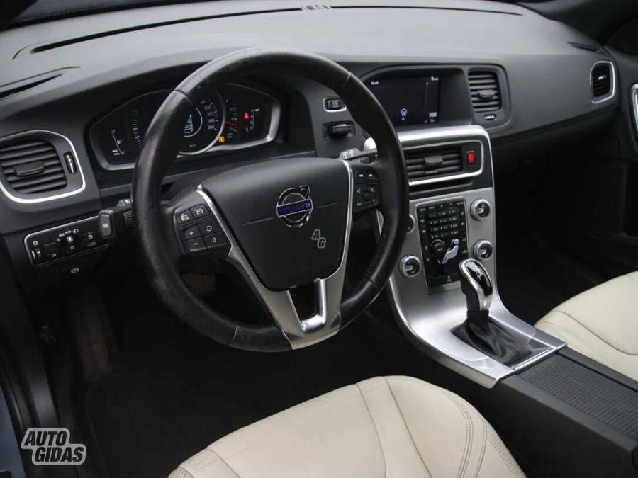 Blue Volvo V60 2017 in Vilnius, with an engine capacity of 2.00 L and mileage of 255 thousand km for 10499 €, photo 17 on AUTOMOTO.COM.LV