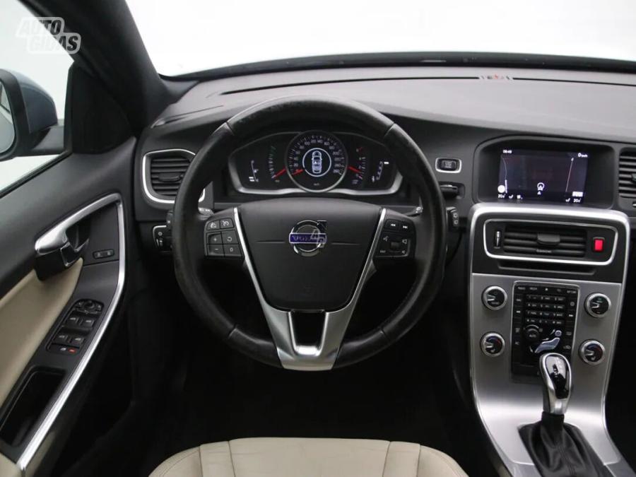 Blue Volvo V60 2017 in Vilnius, with an engine capacity of 2.00 L and mileage of 255 thousand km for 10499 €, photo 18 on AUTOMOTO.COM.LV