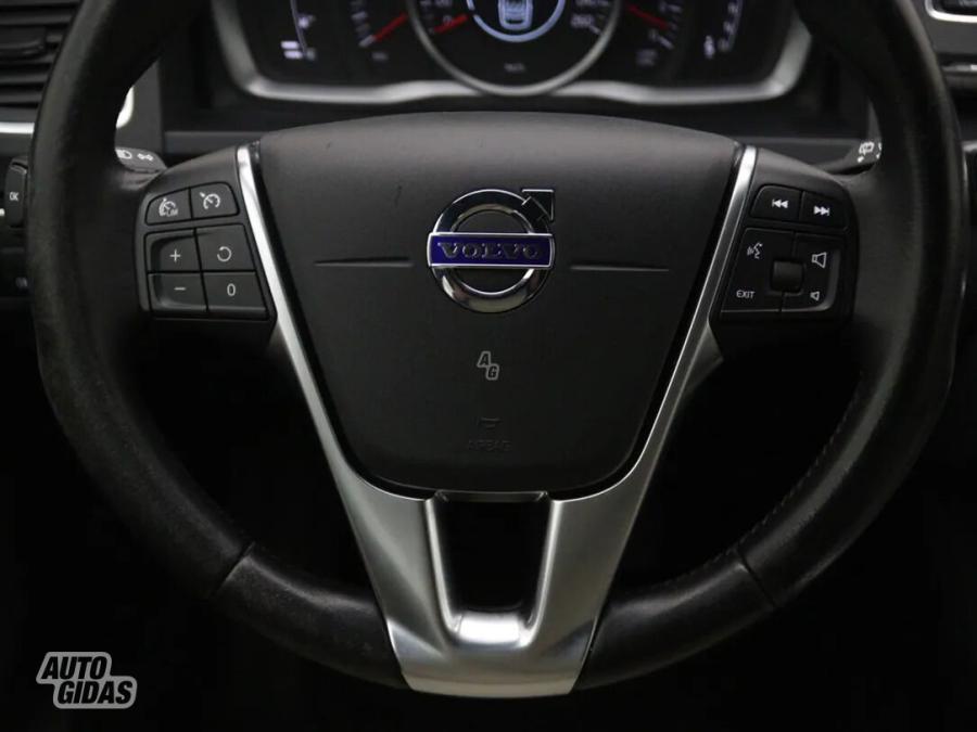 Blue Volvo V60 2017 in Vilnius, with an engine capacity of 2.00 L and mileage of 255 thousand km for 10499 €, photo 19 on AUTOMOTO.COM.LV