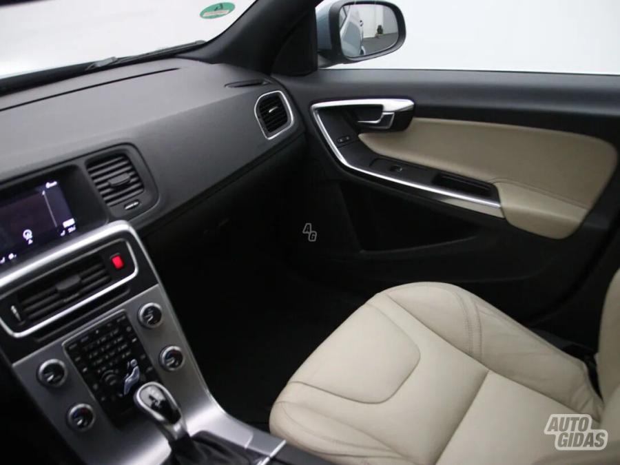 Blue Volvo V60 2017 in Vilnius, with an engine capacity of 2.00 L and mileage of 255 thousand km for 10499 €, photo 22 on AUTOMOTO.COM.LV