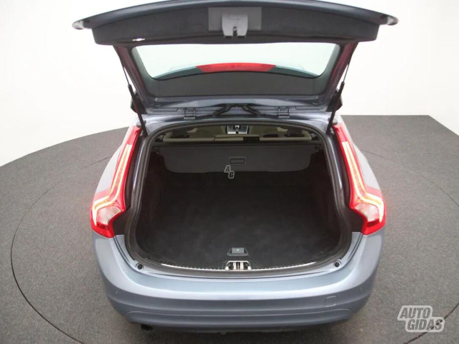 Blue Volvo V60 2017 in Vilnius, with an engine capacity of 2.00 L and mileage of 255 thousand km for 10499 €, photo 32 on AUTOMOTO.COM.LV