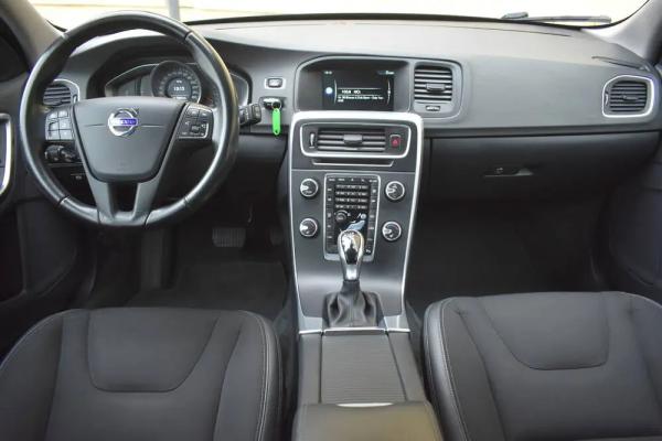 Zils Volvo V60 2017 Talsi, ar dzinēja tilpumu 2.00 L un nobraukumu 207 tūkst. km par 9300 €, foto 8 vietnē AUTOMOTO.COM.LV