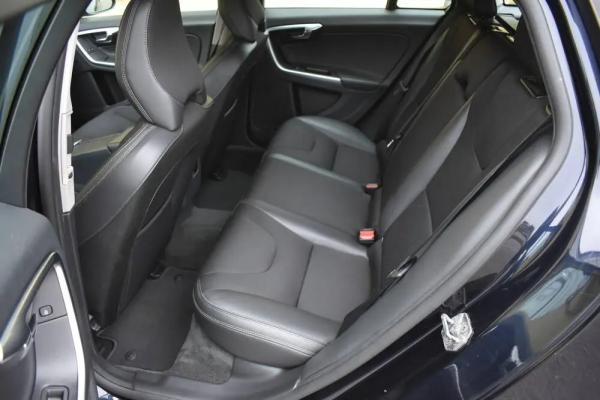 Zils Volvo V60 2017 Talsi, ar dzinēja tilpumu 2.00 L un nobraukumu 207 tūkst. km par 9300 €, foto 9 vietnē AUTOMOTO.COM.LV