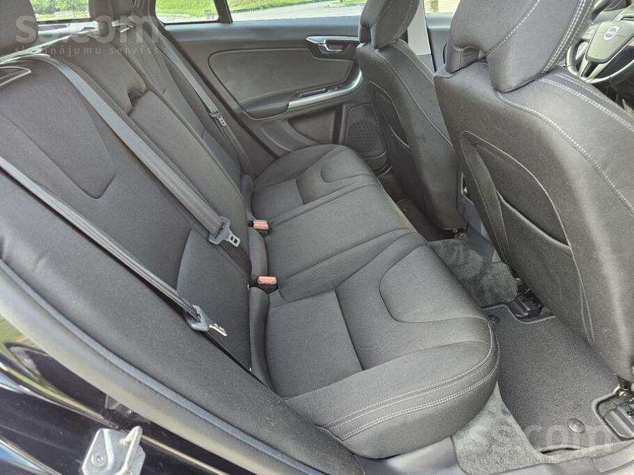 Zils Volvo V60 2018 Rīga, ar dzinēja tilpumu 2.00 L un nobraukumu 250 tūkst. km par 8000 €, foto 16 vietnē AUTOMOTO.COM.LV