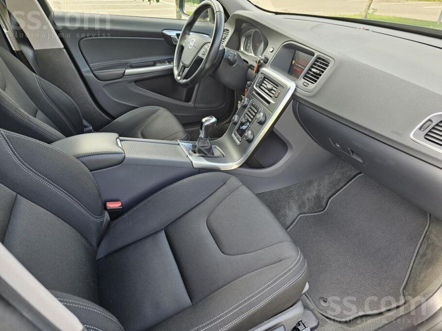 Zils Volvo V60 2018 Rīga, ar dzinēja tilpumu 2.00 L un nobraukumu 250 tūkst. km par 8000 €, foto 17 vietnē AUTOMOTO.COM.LV