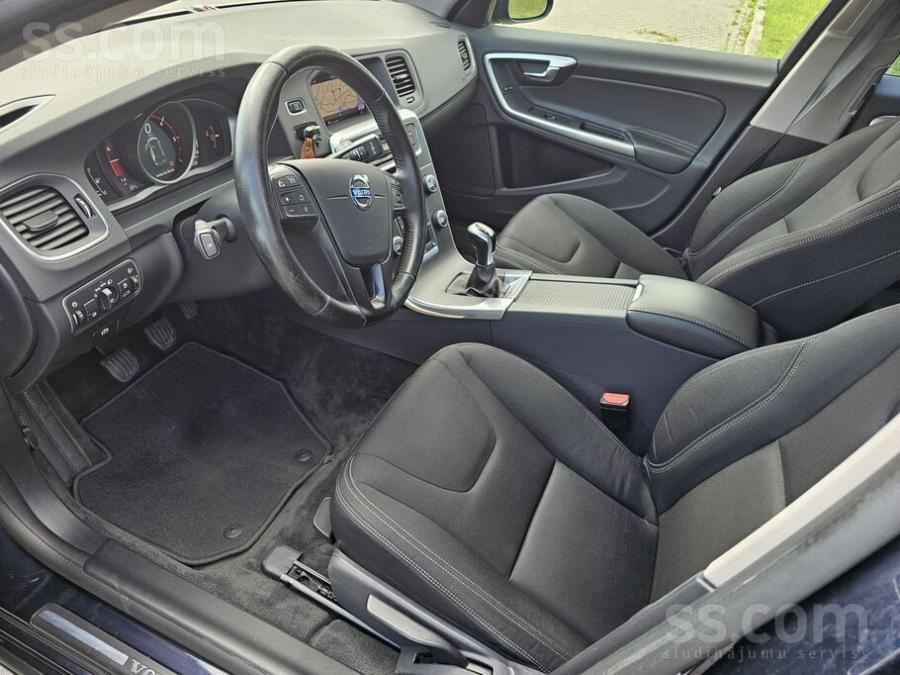 Zils Volvo V60 2018 Rīga, ar dzinēja tilpumu 2.00 L un nobraukumu 250 tūkst. km par 8000 €, foto 19 vietnē AUTOMOTO.COM.LV