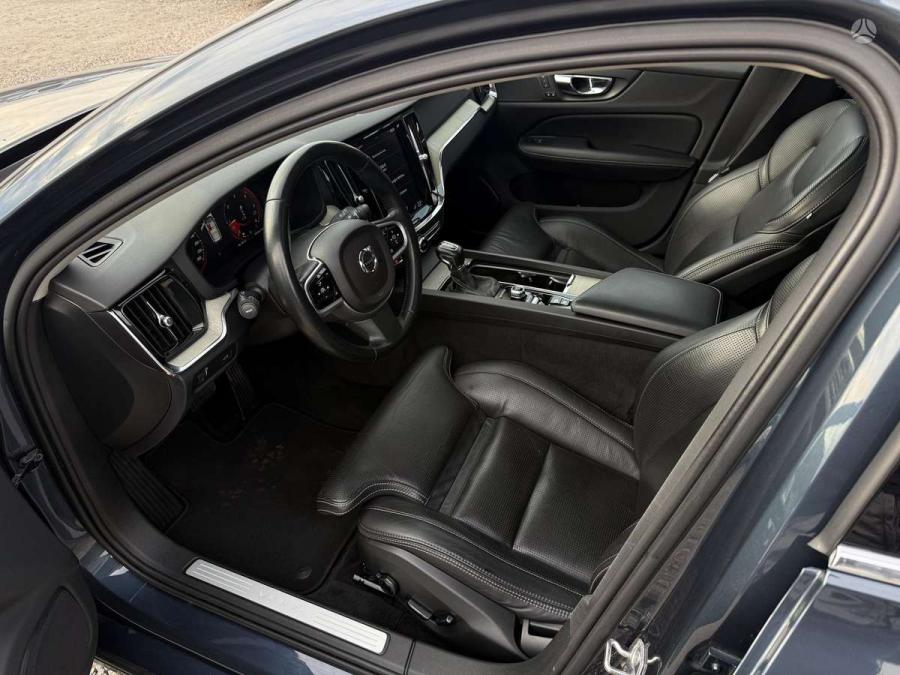 Blue Volvo V60 2018 in Kaunas, with an engine capacity of 1.97 L and mileage of 261 thousand km for 13700 €, photo 12 on AUTOMOTO.COM.LV