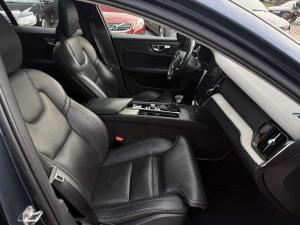 Blue Volvo V60 2018 in Kaunas, with an engine capacity of 1.97 L and mileage of 261 thousand km for 13700 €, photo 14 on AUTOMOTO.COM.LV