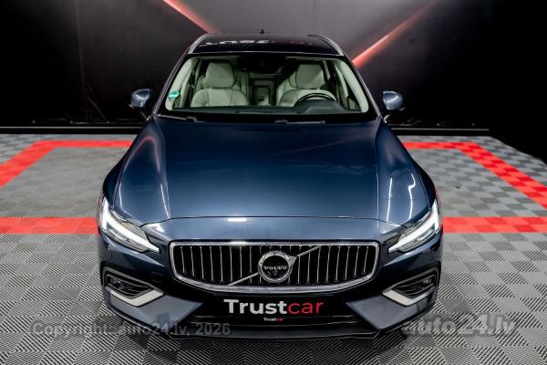 Blue Volvo V60 2018 in Parnu, with an engine capacity of 2.00 L and mileage of 256 thousand km for 15990 €, photo 4 on AUTOMOTO.COM.LV