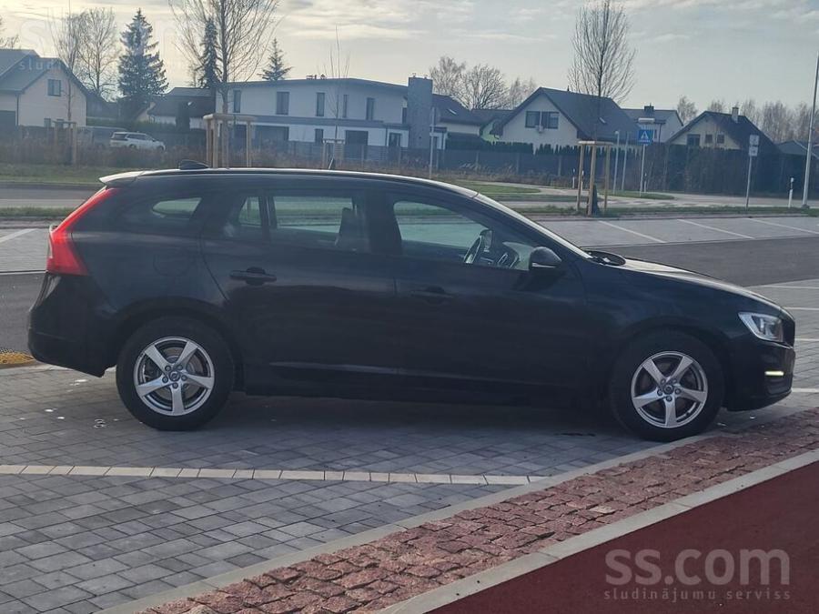 Zils Volvo V60 2018 Jelgava, ar dzinēja tilpumu 2.00 L un nobraukumu 209 tūkst. km par 9600 €, foto 7 vietnē AUTOMOTO.COM.LV