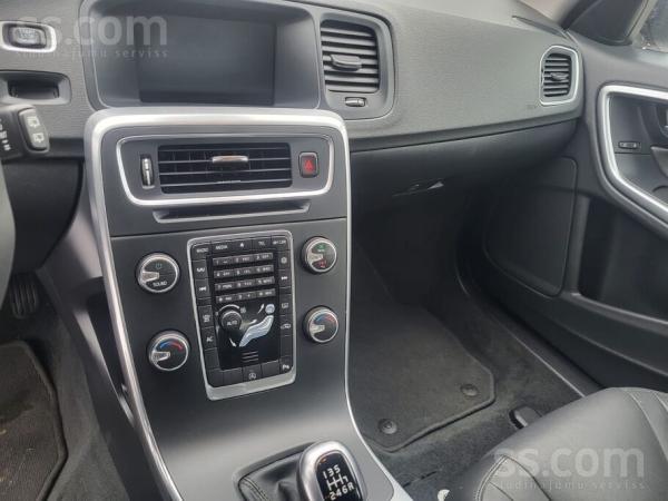 Volvo V60 2018 Jelgava vietnÄ Zils Volvo V60 2018 Jelgava, ar dzinÄja tilpumu 2.00 L un nobraukumu 209 tÅ«kst. km par 9600 ā¬, foto 8 vietnÄ AUTOMOTO.COM.LV