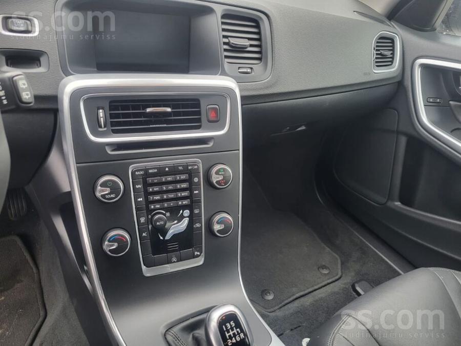 Zils Volvo V60 2018 Jelgava, ar dzinēja tilpumu 2.00 L un nobraukumu 209 tūkst. km par 9600 €, foto 8 vietnē AUTOMOTO.COM.LV