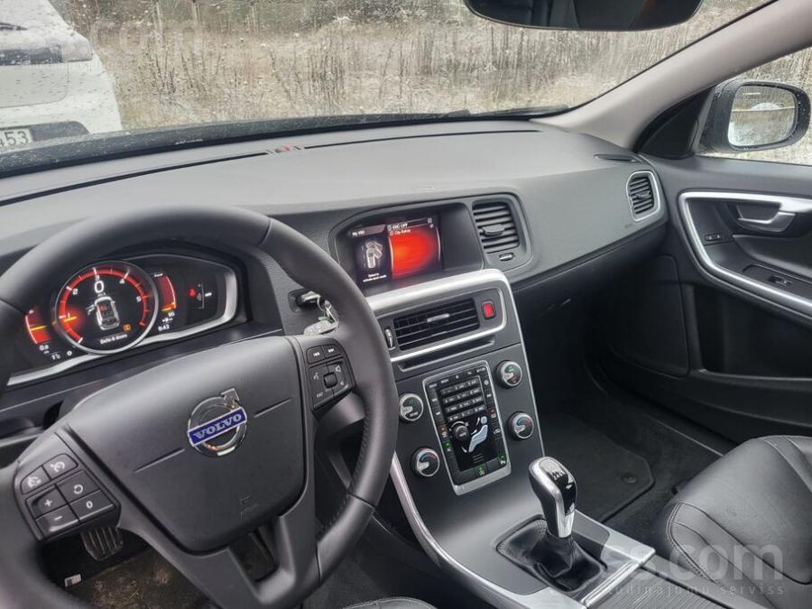 Zils Volvo V60 2018 Jelgava, ar dzinēja tilpumu 2.00 L un nobraukumu 209 tūkst. km par 9600 €, foto 12 vietnē AUTOMOTO.COM.LV