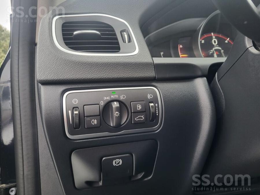 Zils Volvo V60 2018 Jelgava, ar dzinēja tilpumu 2.00 L un nobraukumu 209 tūkst. km par 9600 €, foto 13 vietnē AUTOMOTO.COM.LV