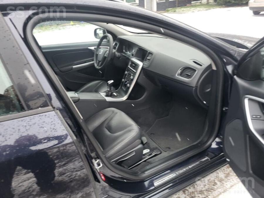 Zils Volvo V60 2018 Jelgava, ar dzinēja tilpumu 2.00 L un nobraukumu 209 tūkst. km par 9600 €, foto 14 vietnē AUTOMOTO.COM.LV