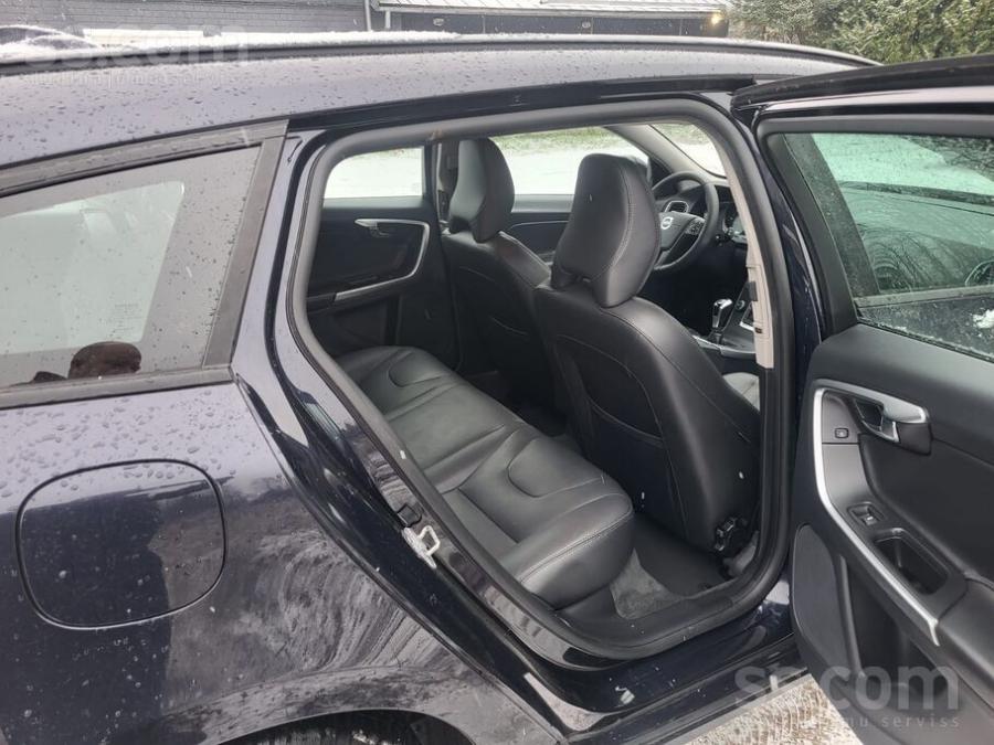 Zils Volvo V60 2018 Jelgava, ar dzinēja tilpumu 2.00 L un nobraukumu 209 tūkst. km par 9600 €, foto 17 vietnē AUTOMOTO.COM.LV