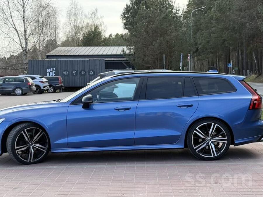 Blue Volvo V60 2019 in Riga, with an engine capacity of 2.00 L and mileage of 215 thousand km for 22950 €, photo 4 on AUTOMOTO.COM.LV