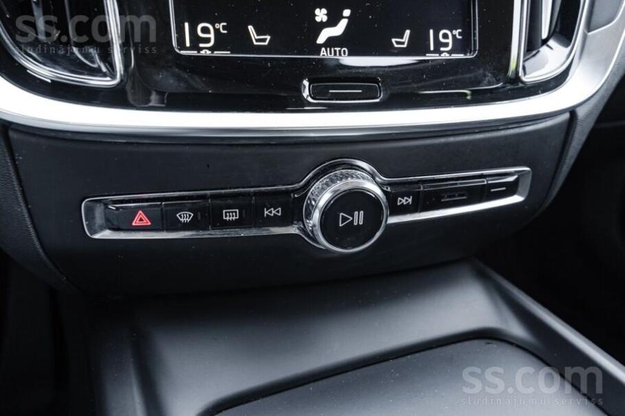 Zils Volvo V60 2019 Rīga, ar dzinēja tilpumu 2.00 L un nobraukumu 210 tūkst. km par 14700 €, foto 16 vietnē AUTOMOTO.COM.LV