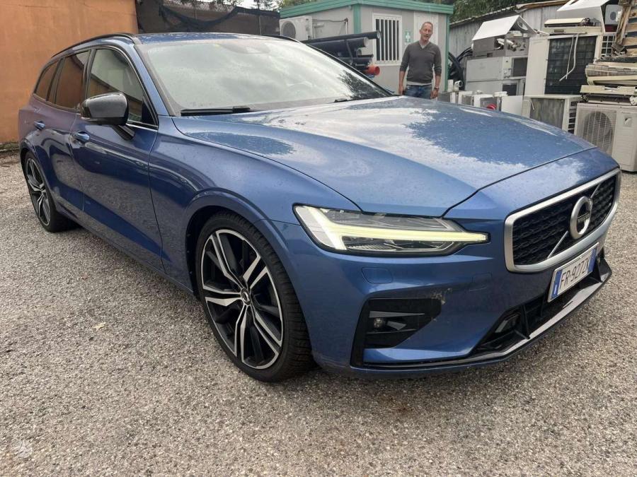 Blue Volvo V60 2019 in Panevezys, with an engine capacity of 1.97 L and mileage of 234 thousand km for 15900 €, photo 3 on AUTOMOTO.COM.LV