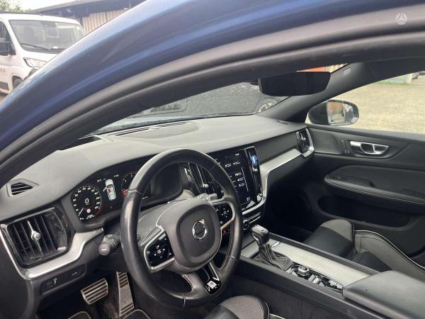 Blue Volvo V60 2019 in Panevezys, with an engine capacity of 1.97 L and mileage of 234 thousand km for 15900 €, photo 9 on AUTOMOTO.COM.LV