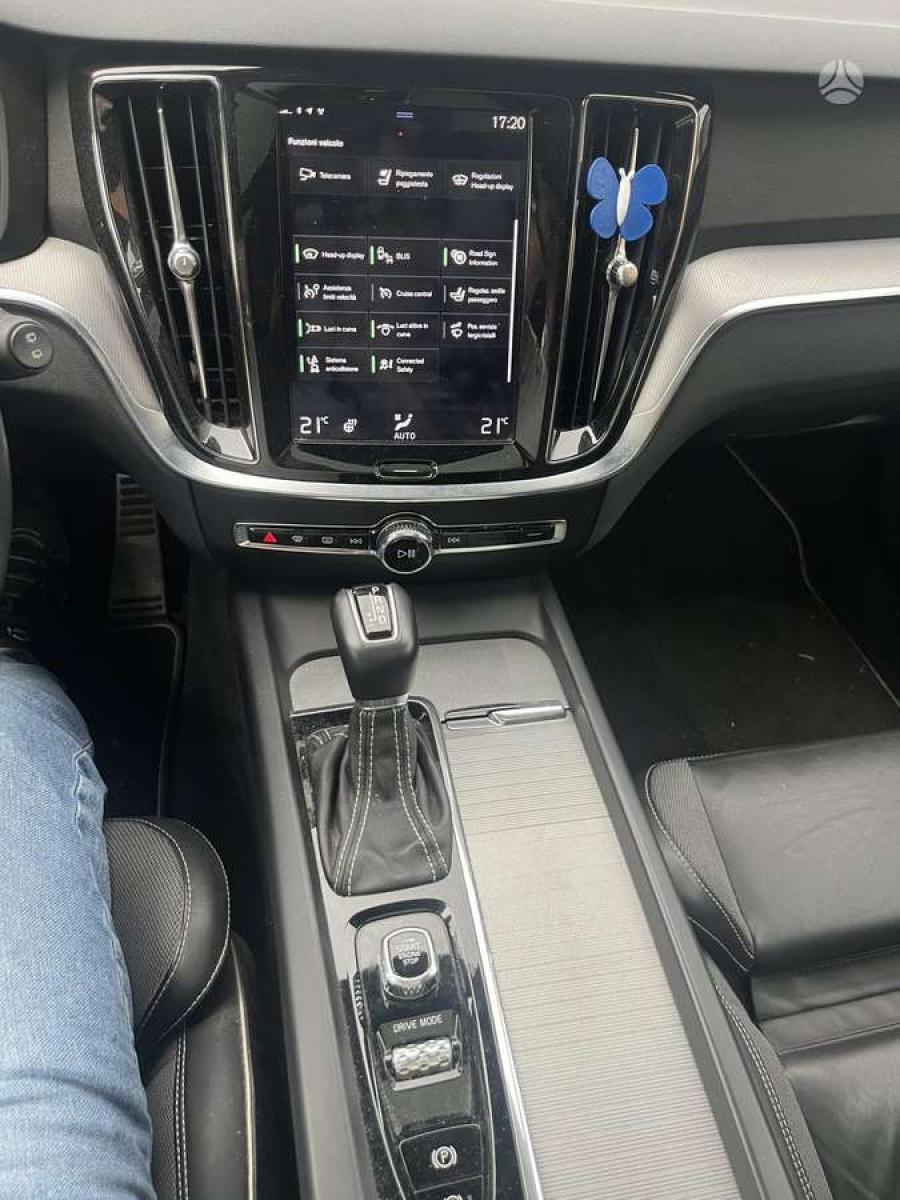 Blue Volvo V60 2019 in Panevezys, with an engine capacity of 1.97 L and mileage of 234 thousand km for 15900 €, photo 12 on AUTOMOTO.COM.LV