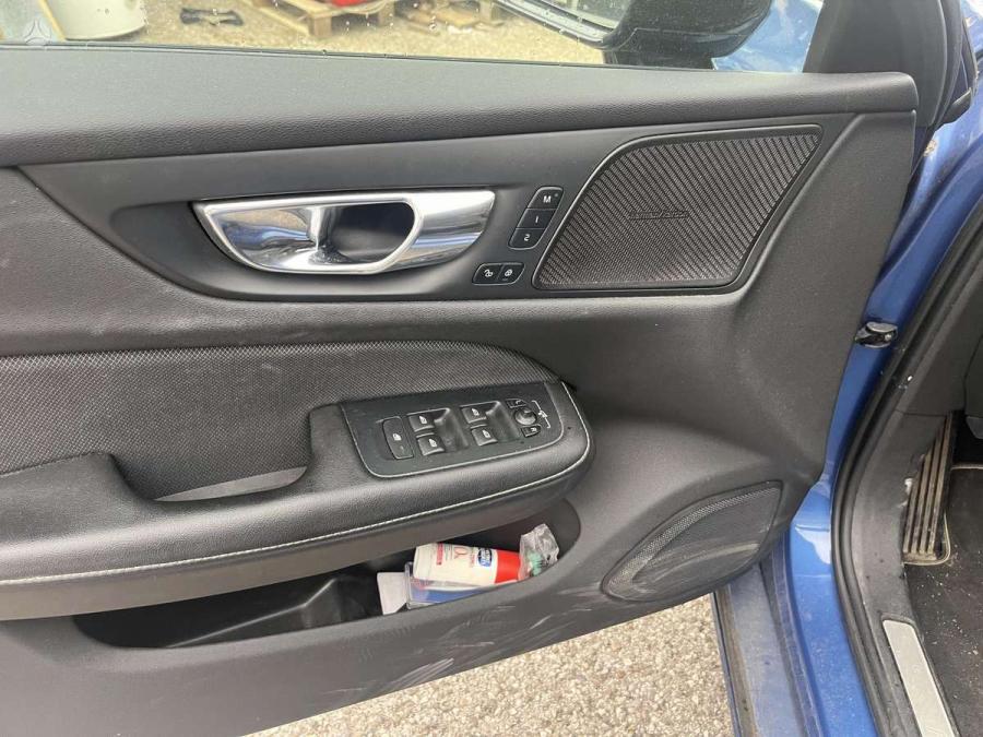 Blue Volvo V60 2019 in Panevezys, with an engine capacity of 1.97 L and mileage of 234 thousand km for 15900 €, photo 17 on AUTOMOTO.COM.LV