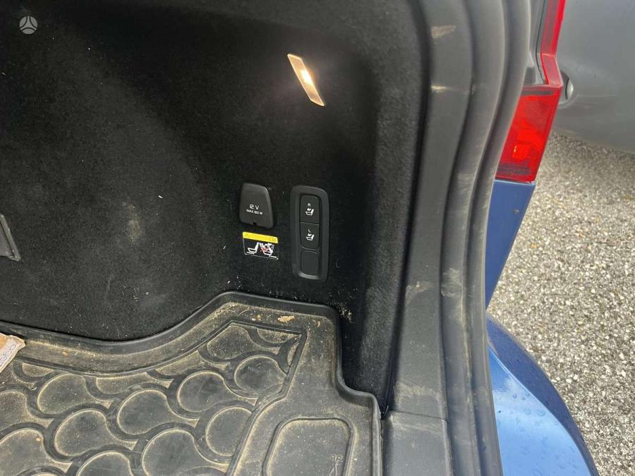 Blue Volvo V60 2019 in Panevezys, with an engine capacity of 1.97 L and mileage of 234 thousand km for 15900 €, photo 18 on AUTOMOTO.COM.LV