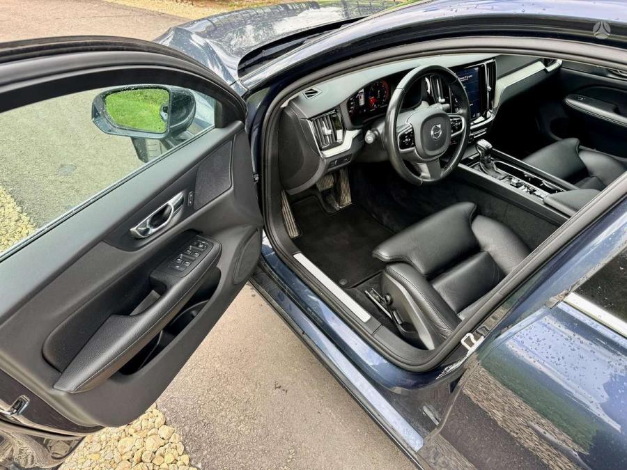 Zils Volvo V60 2019 Viļņa, ar dzinēja tilpumu 1.97 L un nobraukumu 233 tūkst. km par 14000 €, foto 15 vietnē AUTOMOTO.COM.LV