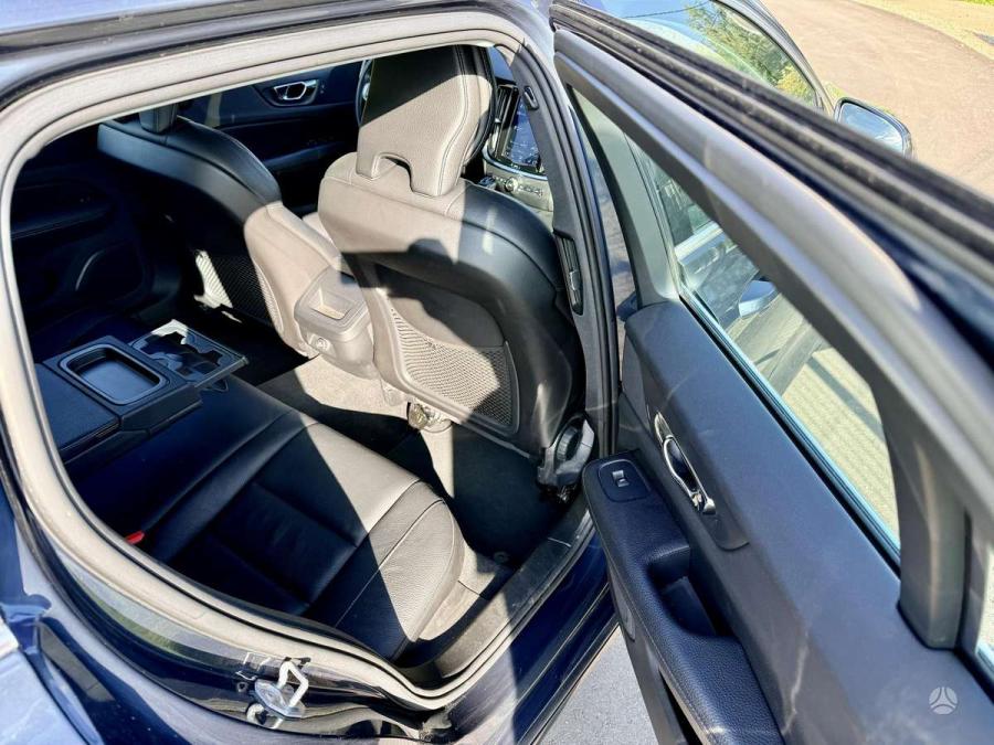 Zils Volvo V60 2019 Viļņa, ar dzinēja tilpumu 1.97 L un nobraukumu 233 tūkst. km par 14000 €, foto 19 vietnē AUTOMOTO.COM.LV