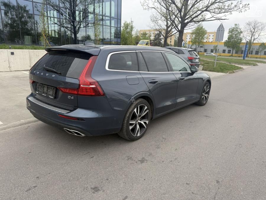 Zils Volvo V60 2020 Panevēža, ar dzinēja tilpumu 2.00 L un nobraukumu 326 tūkst. km par 12300 €, foto 8 vietnē AUTOMOTO.COM.LV
