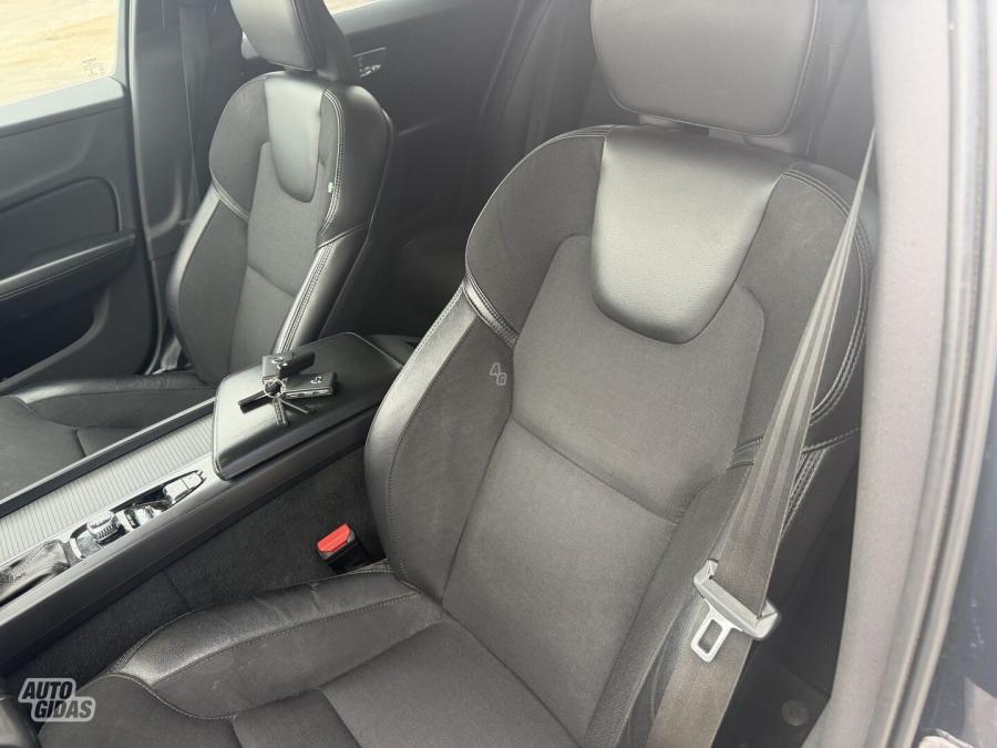 Zils Volvo V60 2020 Panevēža, ar dzinēja tilpumu 2.00 L un nobraukumu 326 tūkst. km par 12300 €, foto 23 vietnē AUTOMOTO.COM.LV