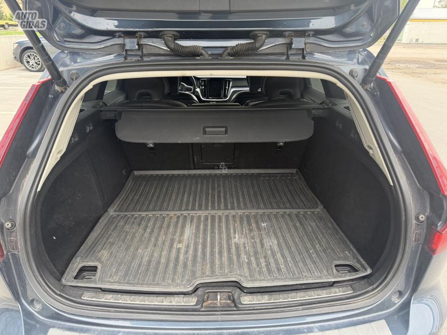 Zils Volvo V60 2020 Panevēža, ar dzinēja tilpumu 2.00 L un nobraukumu 326 tūkst. km par 12300 €, foto 25 vietnē AUTOMOTO.COM.LV