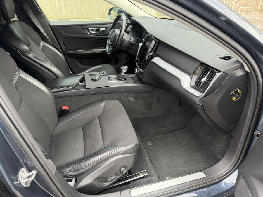 Zils Volvo V60 2020 Panevēža, ar dzinēja tilpumu 2.00 L un nobraukumu 326 tūkst. km par 12300 €, foto 14 vietnē AUTOMOTO.COM.LV
