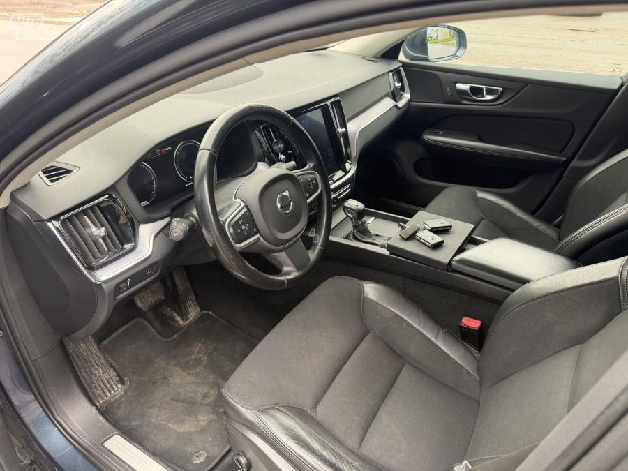Zils Volvo V60 2020 Panevēža, ar dzinēja tilpumu 2.00 L un nobraukumu 326 tūkst. km par 12300 €, foto 15 vietnē AUTOMOTO.COM.LV