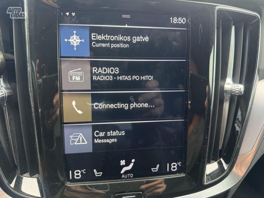 Zils Volvo V60 2020 Panevēža, ar dzinēja tilpumu 2.00 L un nobraukumu 326 tūkst. km par 12300 €, foto 18 vietnē AUTOMOTO.COM.LV
