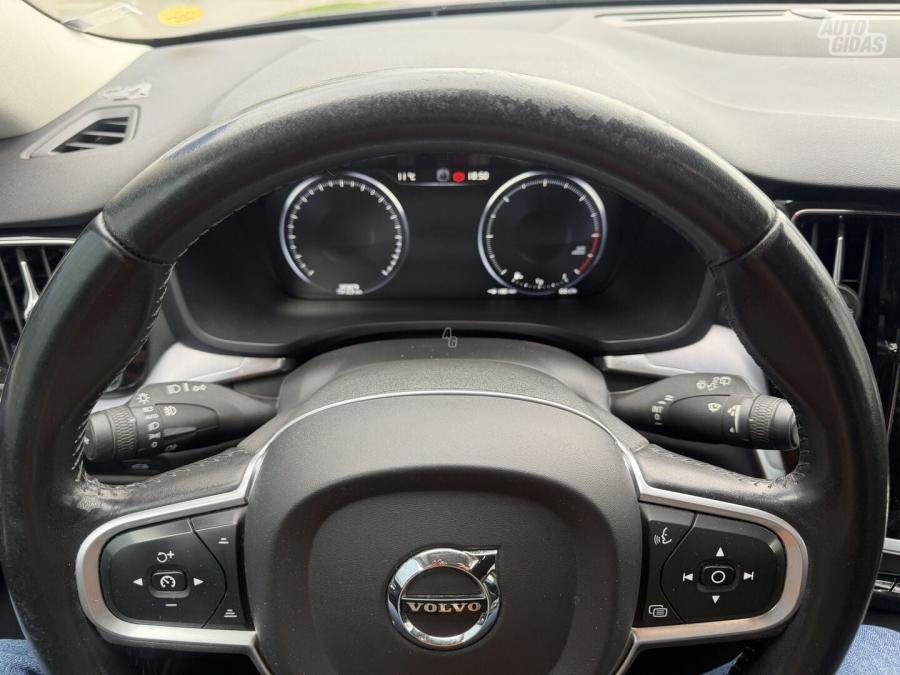 Zils Volvo V60 2020 Panevēža, ar dzinēja tilpumu 2.00 L un nobraukumu 326 tūkst. km par 12300 €, foto 22 vietnē AUTOMOTO.COM.LV